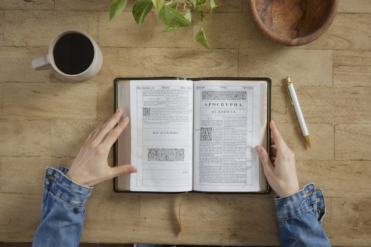 Verse-by-Verse vs. Paragraph Style Bible Layouts - Thomas Nelson Bibles